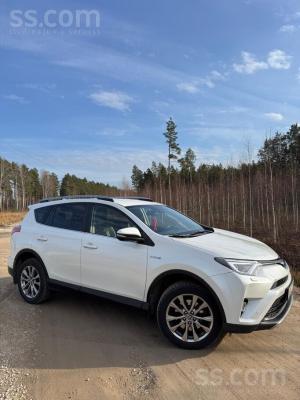 White Toyota RAV4 2017 in Riga, with an engine capacity of 2.50 L and mileage of 168 thousand km for 18100 €, photo  on AUTOMOTO.COM.LV