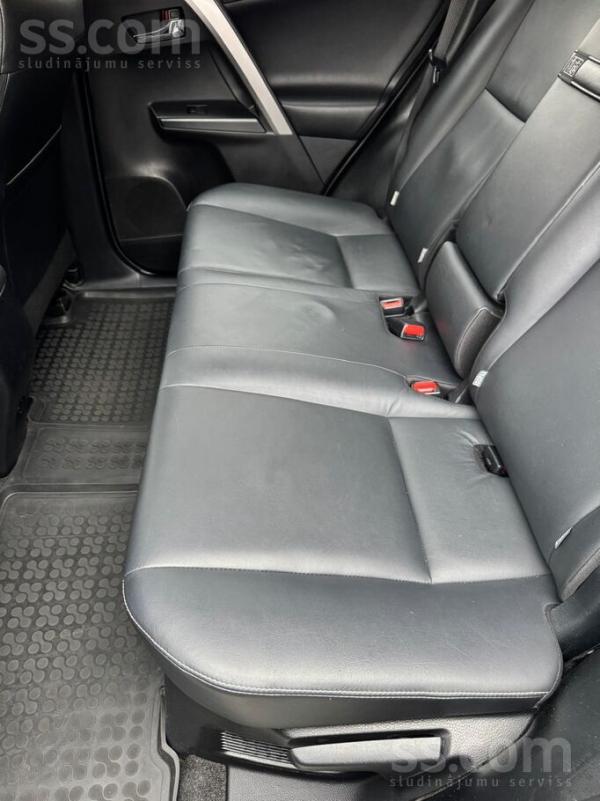 White Toyota RAV4 2017 in Riga, with an engine capacity of 2.50 L and mileage of 169 thousand km for 18100 €, photo 3 on AUTOMOTO.COM.LV
