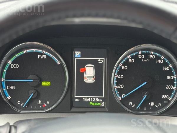 White Toyota RAV4 2017 in Riga, with an engine capacity of 2.50 L and mileage of 169 thousand km for 18100 €, photo 5 on AUTOMOTO.COM.LV