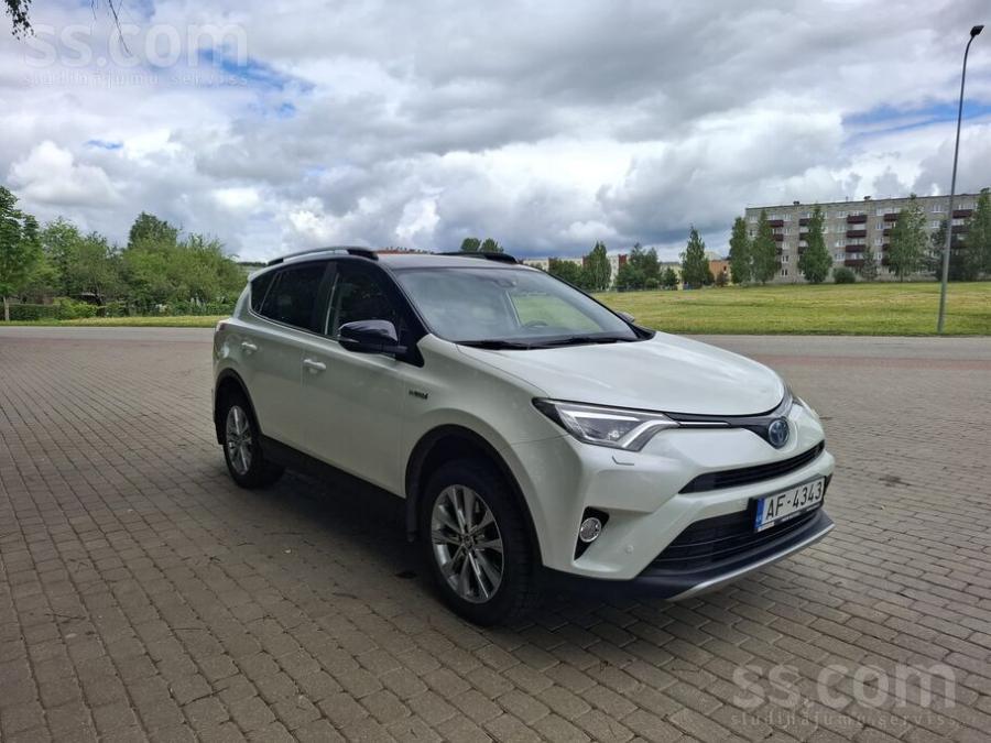White Toyota RAV4 2017 in Gulbene, with an engine capacity of 2.50 L and mileage of 164 thousand km for 18775 €, photo 1 on AUTOMOTO.COM.LV