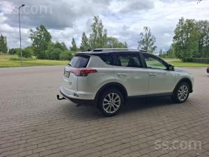 White Toyota RAV4 2017 in Gulbene, with an engine capacity of 2.50 L and mileage of 164 thousand km for 18775 €, photo 3 on AUTOMOTO.COM.LV