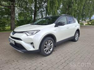 White Toyota RAV4 2017 in Gulbene, with an engine capacity of 2.50 L and mileage of 164 thousand km for 18775 €, photo 4 on AUTOMOTO.COM.LV