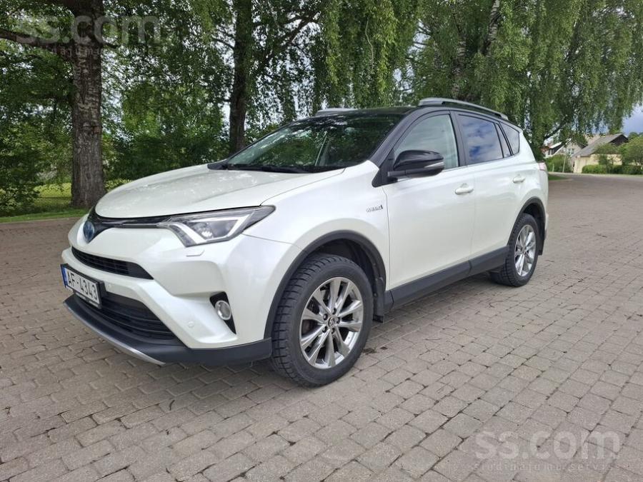 White Toyota RAV4 2017 in Gulbene, with an engine capacity of 2.50 L and mileage of 164 thousand km for 18775 €, photo 4 on AUTOMOTO.COM.LV