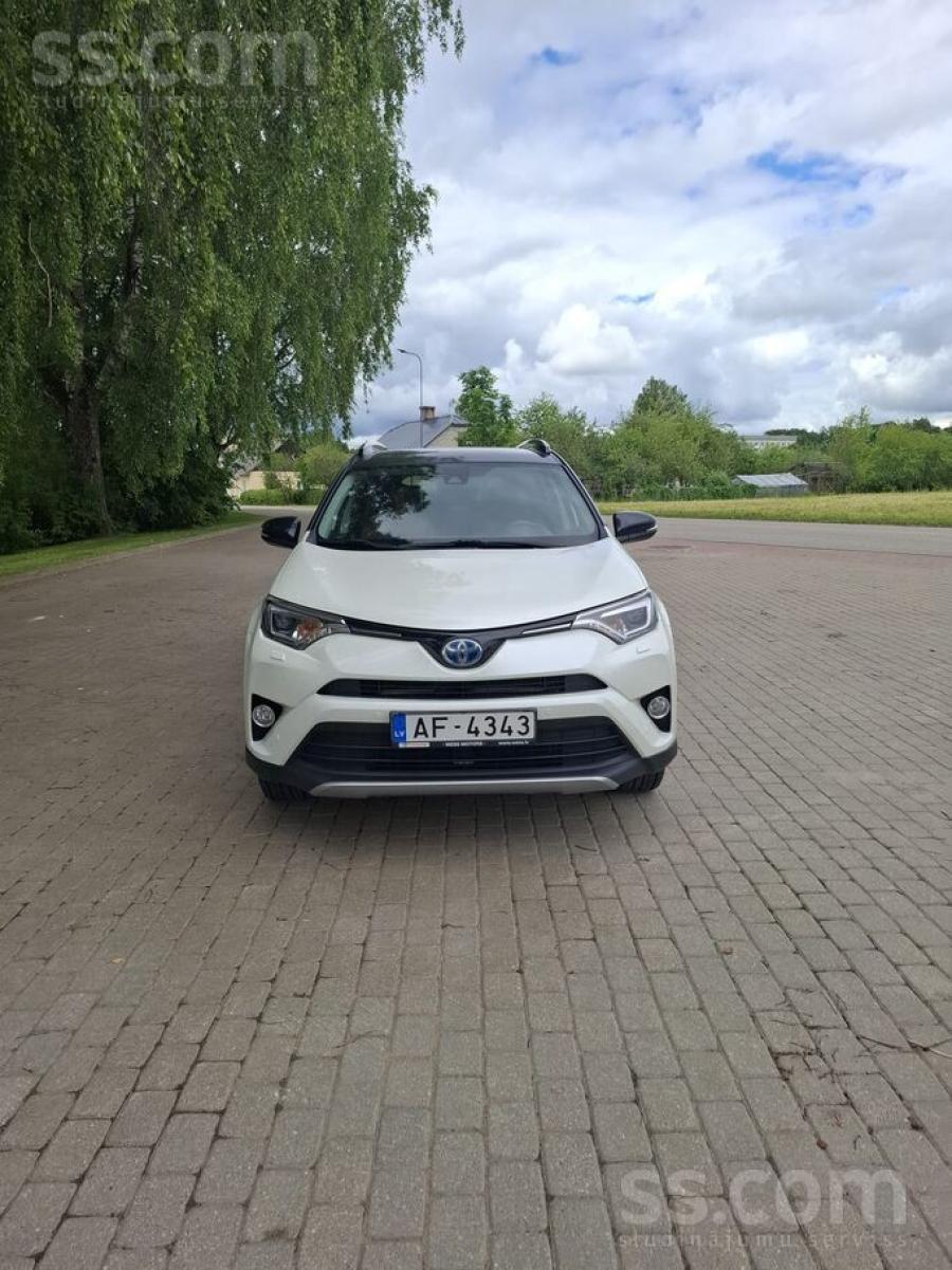 White Toyota RAV4 2017 in Gulbene, with an engine capacity of 2.50 L and mileage of 164 thousand km for 18775 €, photo 6 on AUTOMOTO.COM.LV