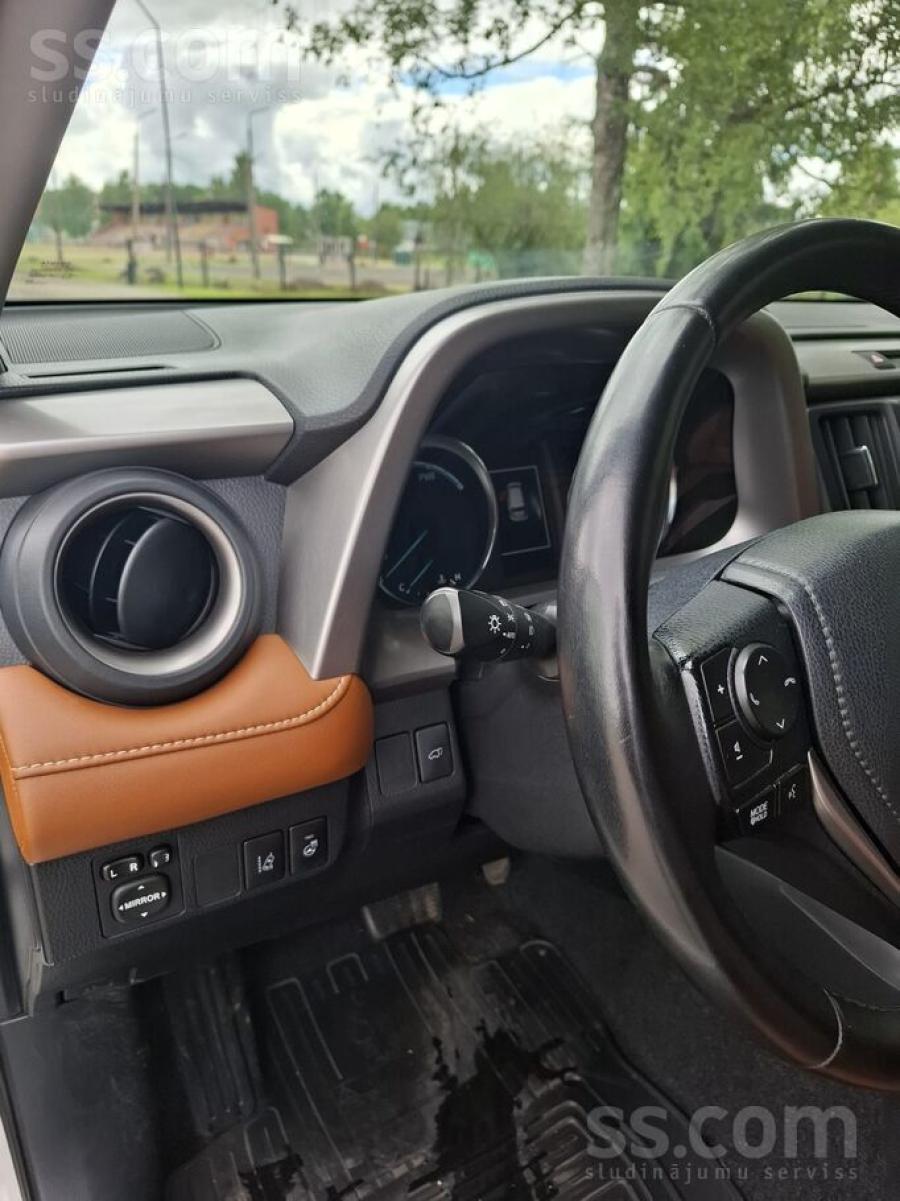 White Toyota RAV4 2017 in Gulbene, with an engine capacity of 2.50 L and mileage of 164 thousand km for 18775 €, photo 10 on AUTOMOTO.COM.LV
