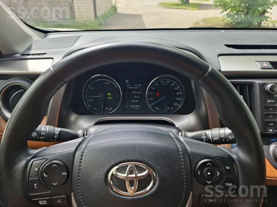 White Toyota RAV4 2017 in Gulbene, with an engine capacity of 2.50 L and mileage of 164 thousand km for 18775 €, photo 12 on AUTOMOTO.COM.LV