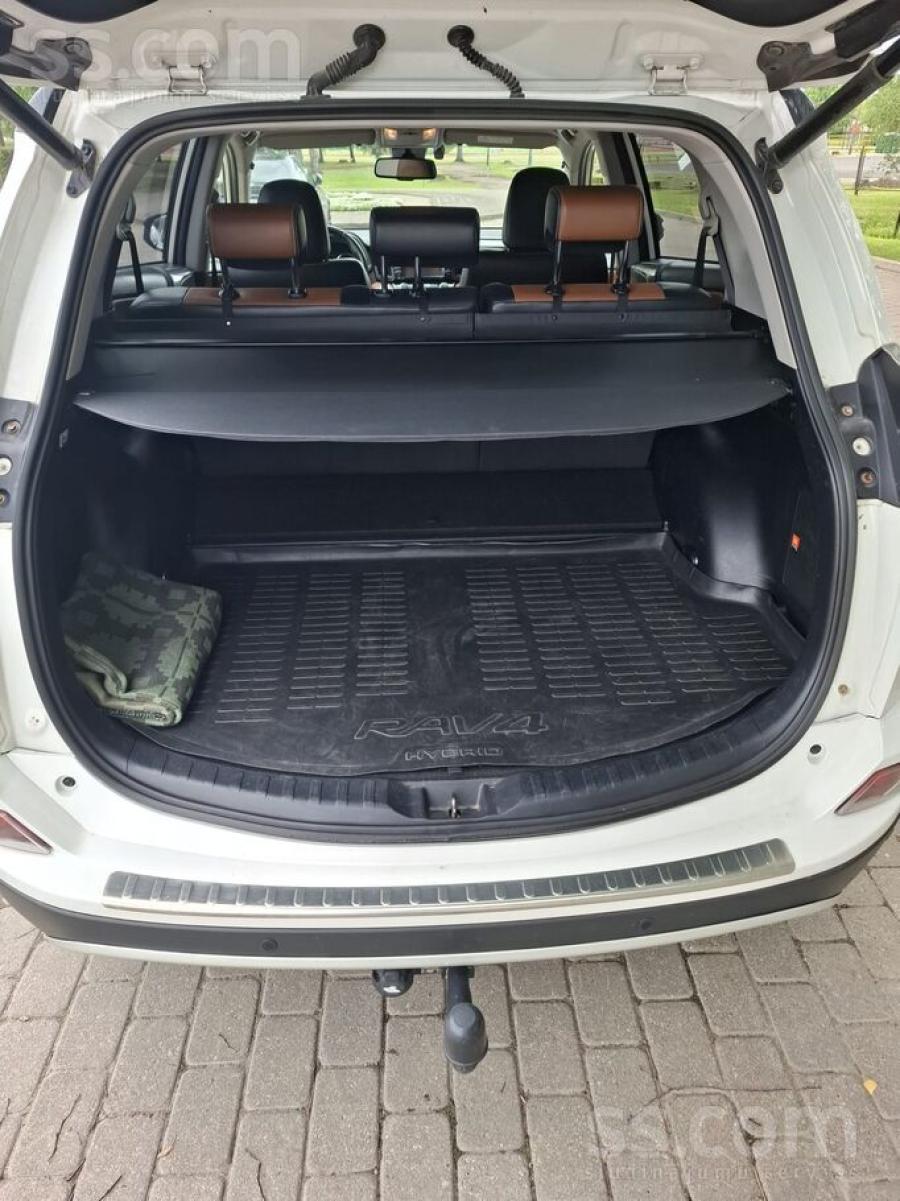White Toyota RAV4 2017 in Gulbene, with an engine capacity of 2.50 L and mileage of 164 thousand km for 18775 €, photo 13 on AUTOMOTO.COM.LV