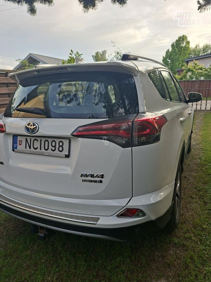 White Toyota RAV4 2017 in Kaunas, with an engine capacity of 2.50 L and mileage of 102 thousand km for 19600 €, photo 1 on AUTOMOTO.COM.LV