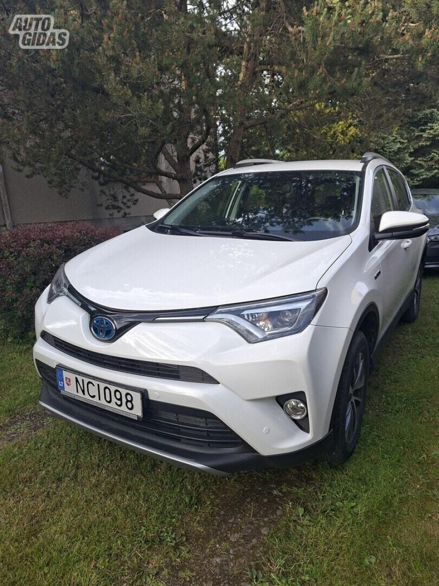 White Toyota RAV4 2017 in Kaunas, with an engine capacity of 2.50 L and mileage of 102 thousand km for 19600 €, photo 4 on AUTOMOTO.COM.LV