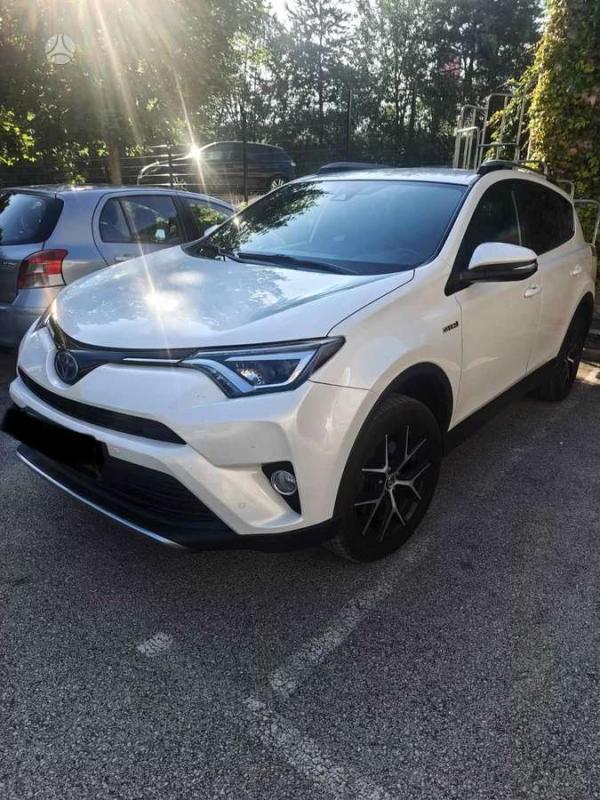 Balts Toyota RAV4 2017 Kauņa, ar dzinēja tilpumu 2.49 L un nobraukumu 320 tūkst. km par 11750 €, foto 1 vietnē AUTOMOTO.COM.LV
