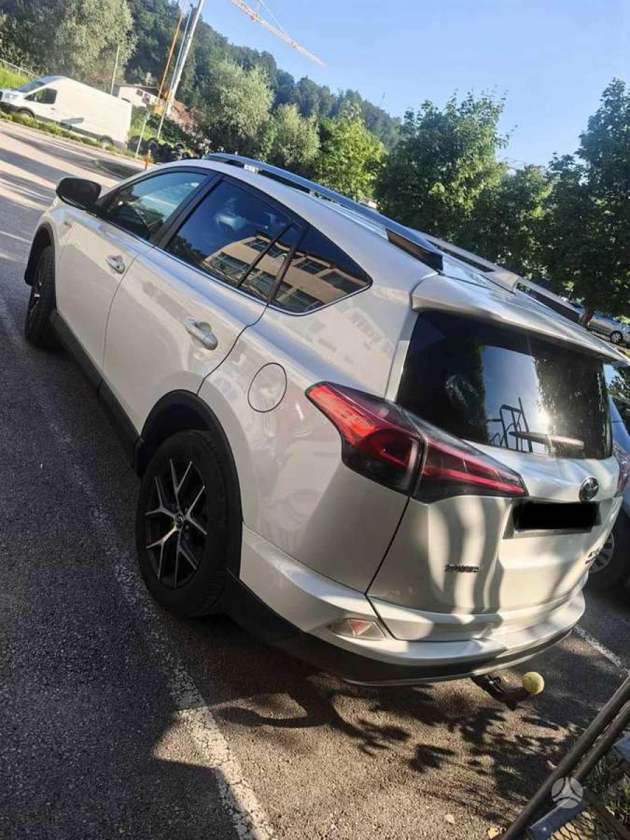 White Toyota RAV4 2017 in Kaunas, with an engine capacity of 2.49 L and mileage of 320 thousand km for 11750 €, photo 3 on AUTOMOTO.COM.LV