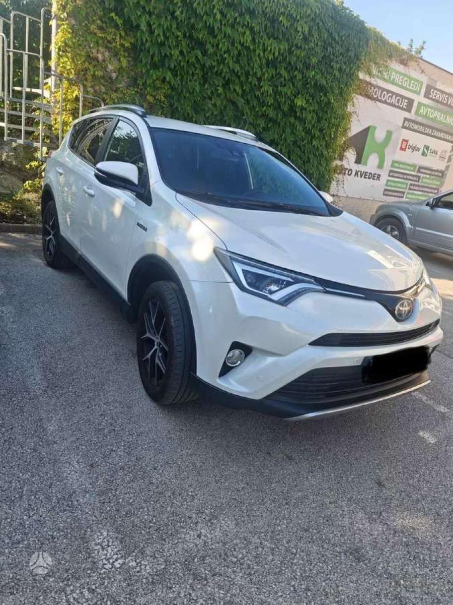 White Toyota RAV4 2017 in Kaunas, with an engine capacity of 2.49 L and mileage of 320 thousand km for 11750 €, photo 4 on AUTOMOTO.COM.LV