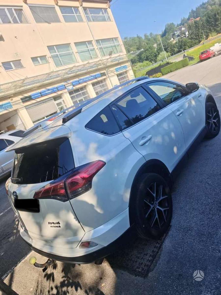 White Toyota RAV4 2017 in Kaunas, with an engine capacity of 2.49 L and mileage of 320 thousand km for 11750 €, photo 5 on AUTOMOTO.COM.LV