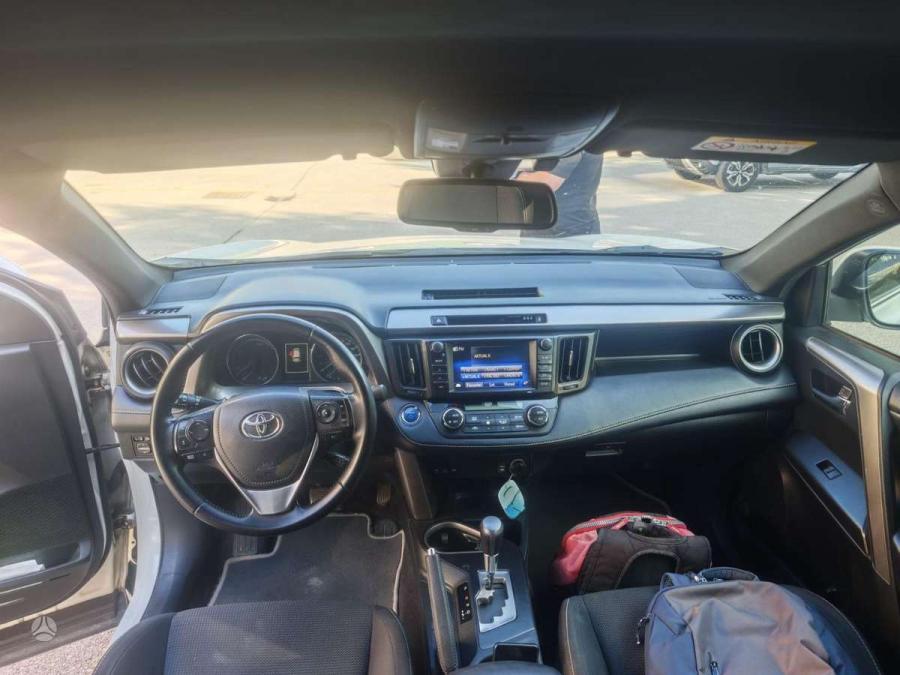 White Toyota RAV4 2017 in Kaunas, with an engine capacity of 2.49 L and mileage of 320 thousand km for 11750 €, photo 6 on AUTOMOTO.COM.LV