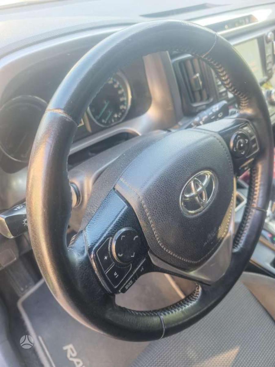 White Toyota RAV4 2017 in Kaunas, with an engine capacity of 2.49 L and mileage of 320 thousand km for 11750 €, photo 7 on AUTOMOTO.COM.LV