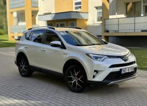 White Toyota RAV4 2017 in Riga, with an engine capacity of 2.50 L and mileage of 109 thousand km for 17300 €, photo  on AUTOMOTO.COM.LV