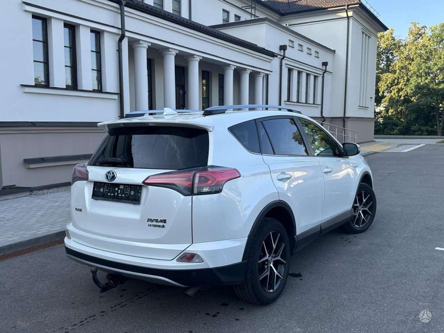 Balts Toyota RAV4 2017 Marijampole, ar dzinēja tilpumu 2.49 L un nobraukumu 381 tūkst. km par 11450 €, foto 3 vietnē AUTOMOTO.COM.LV