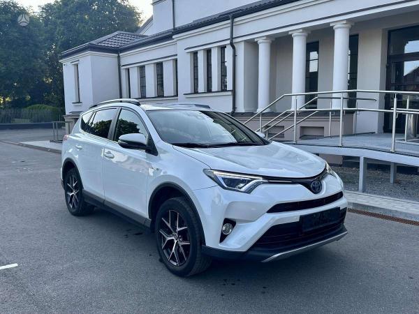 White Toyota RAV4 2017 in Marijampole, with an engine capacity of 2.49 L and mileage of 381 thousand km for 11450 €, photo 7 on AUTOMOTO.COM.LV