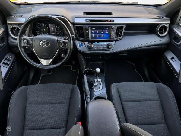 White Toyota RAV4 2017 in Marijampole, with an engine capacity of 2.49 L and mileage of 381 thousand km for 11450 €, photo 10 on AUTOMOTO.COM.LV
