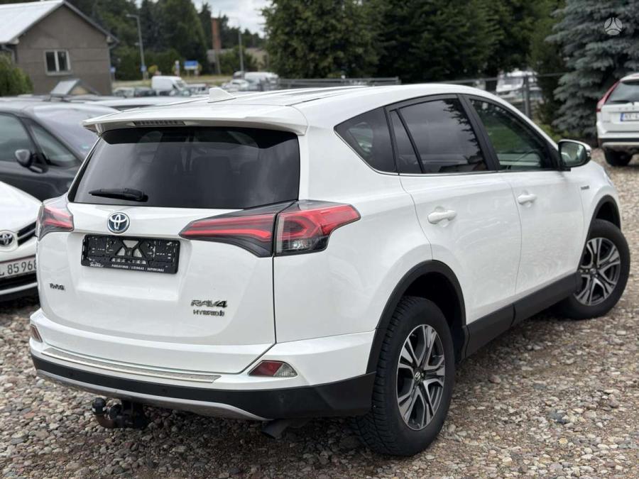 White Toyota RAV4 2017 in Utena, with an engine capacity of 2.49 L and mileage of 65 thousand km for 15990 €, photo 3 on AUTOMOTO.COM.LV