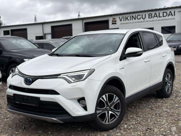 White Toyota RAV4 2017 in Utena, with an engine capacity of 2.49 L and mileage of 65 thousand km for 15990 €, photo 3 on AUTOMOTO.COM.LV
