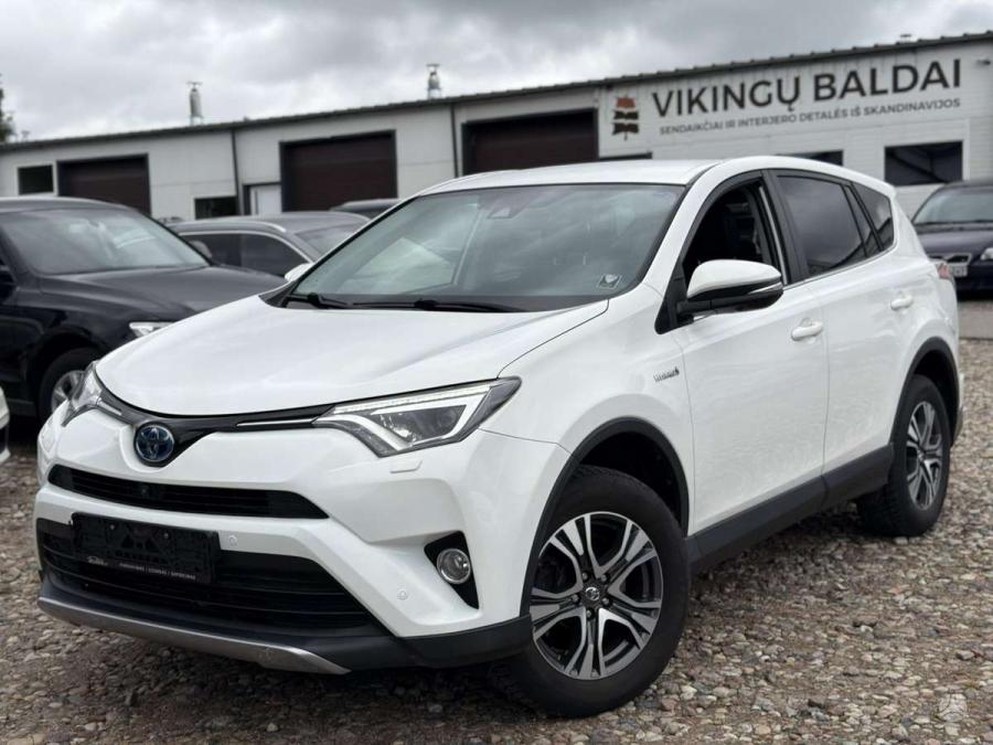 White Toyota RAV4 2017 in Utena, with an engine capacity of 2.49 L and mileage of 65 thousand km for 15990 €, photo 4 on AUTOMOTO.COM.LV