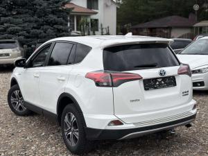 White Toyota RAV4 2017 in Utena, with an engine capacity of 2.49 L and mileage of 65 thousand km for 15990 €, photo 5 on AUTOMOTO.COM.LV