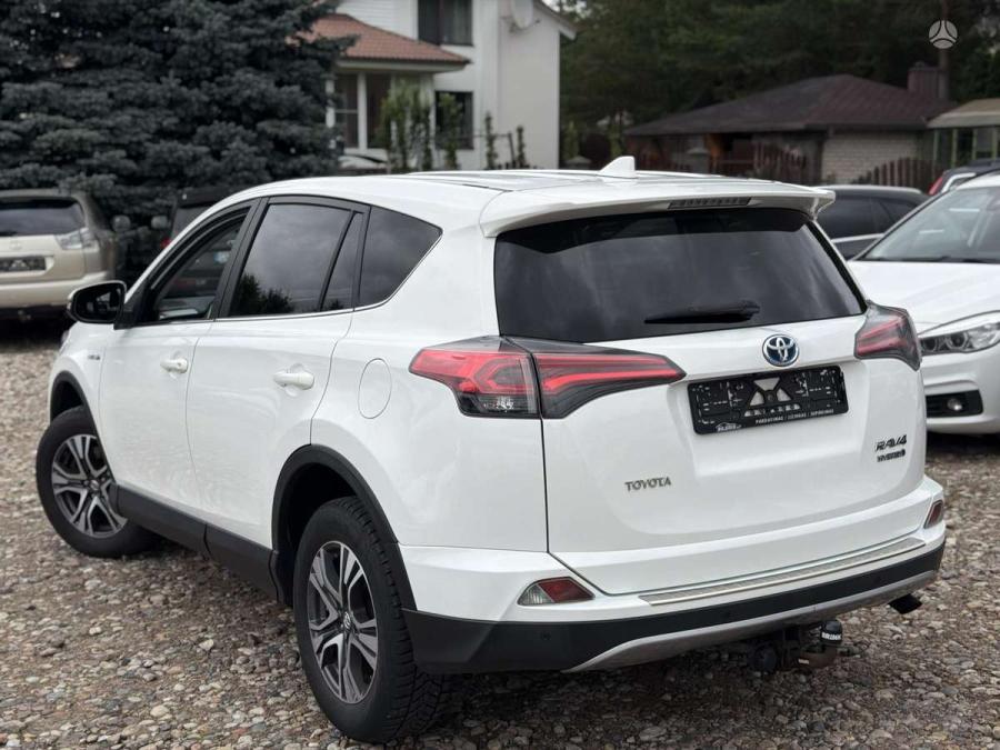 White Toyota RAV4 2017 in Utena, with an engine capacity of 2.49 L and mileage of 65 thousand km for 15990 €, photo 5 on AUTOMOTO.COM.LV