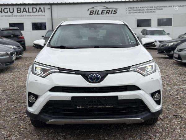 White Toyota RAV4 2017 in Utena, with an engine capacity of 2.49 L and mileage of 65 thousand km for 15990 €, photo 5 on AUTOMOTO.COM.LV