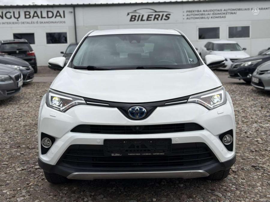 White Toyota RAV4 2017 in Utena, with an engine capacity of 2.49 L and mileage of 65 thousand km for 15990 €, photo 6 on AUTOMOTO.COM.LV