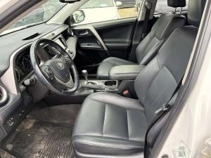 White Toyota RAV4 2017 in Utena, with an engine capacity of 2.49 L and mileage of 65 thousand km for 15990 €, photo 7 on AUTOMOTO.COM.LV