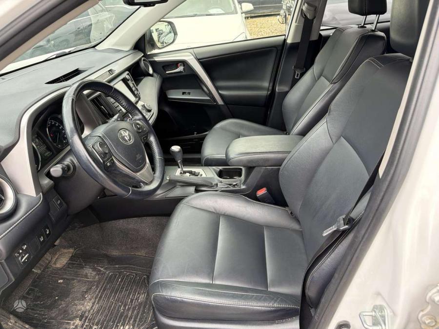 White Toyota RAV4 2017 in Utena, with an engine capacity of 2.49 L and mileage of 65 thousand km for 15990 €, photo 7 on AUTOMOTO.COM.LV