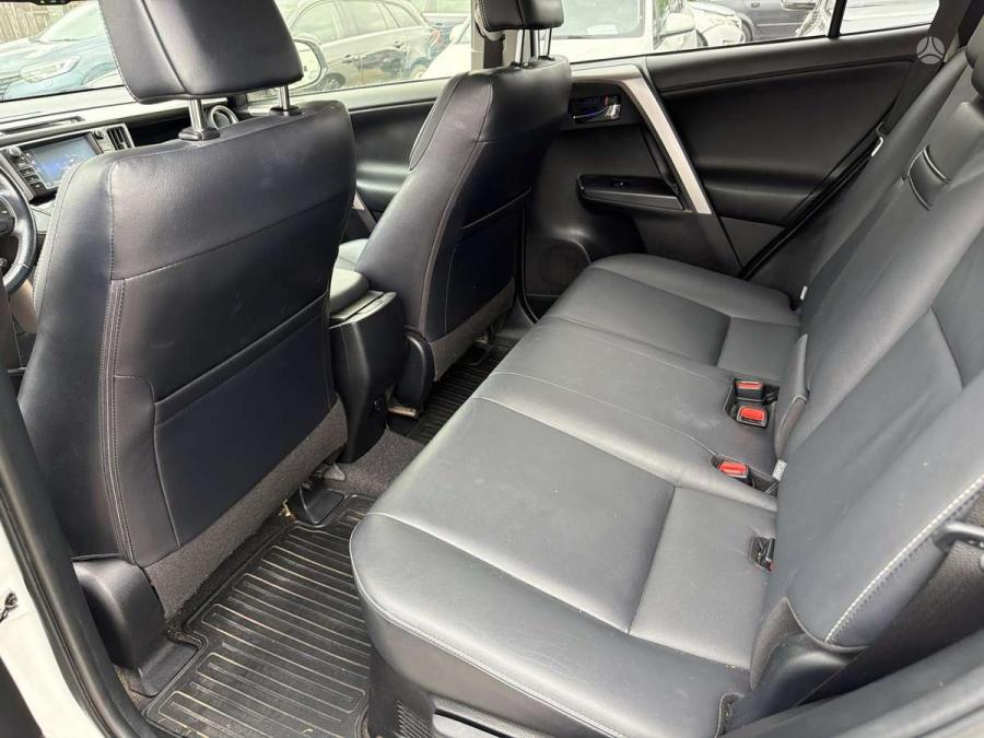 White Toyota RAV4 2017 in Utena, with an engine capacity of 2.49 L and mileage of 65 thousand km for 15990 €, photo 8 on AUTOMOTO.COM.LV