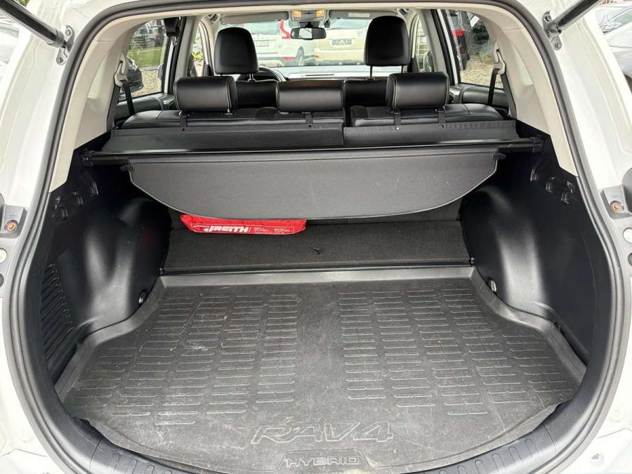 White Toyota RAV4 2017 in Utena, with an engine capacity of 2.49 L and mileage of 65 thousand km for 15990 €, photo 16 on AUTOMOTO.COM.LV