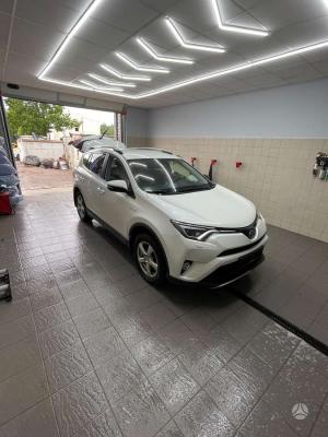 Balts Toyota RAV4 2017 Telšiai, ar dzinēja tilpumu 2.49 L un nobraukumu 380 tūkst. km par 8200 €, foto  vietnē AUTOMOTO.COM.LV