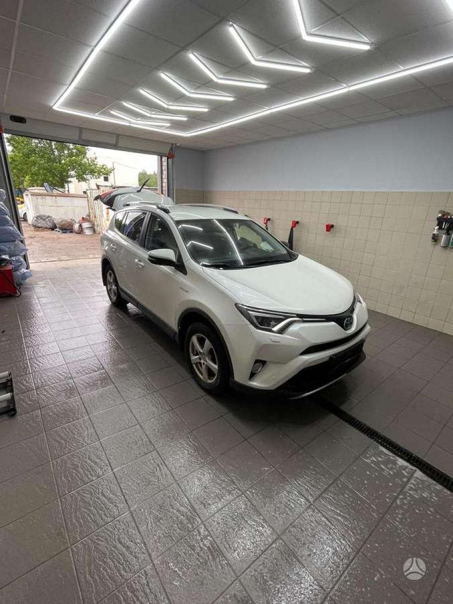 Balts Toyota RAV4 2017 Telšiai, ar dzinēja tilpumu 2.49 L un nobraukumu 380 tūkst. km par 8200 €, foto 1 vietnē AUTOMOTO.COM.LV