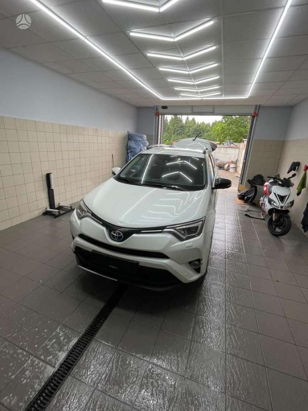 White Toyota RAV4 2017 in Telschi, with an engine capacity of 2.49 L and mileage of 380 thousand km for 8200 €, photo 2 on AUTOMOTO.COM.LV