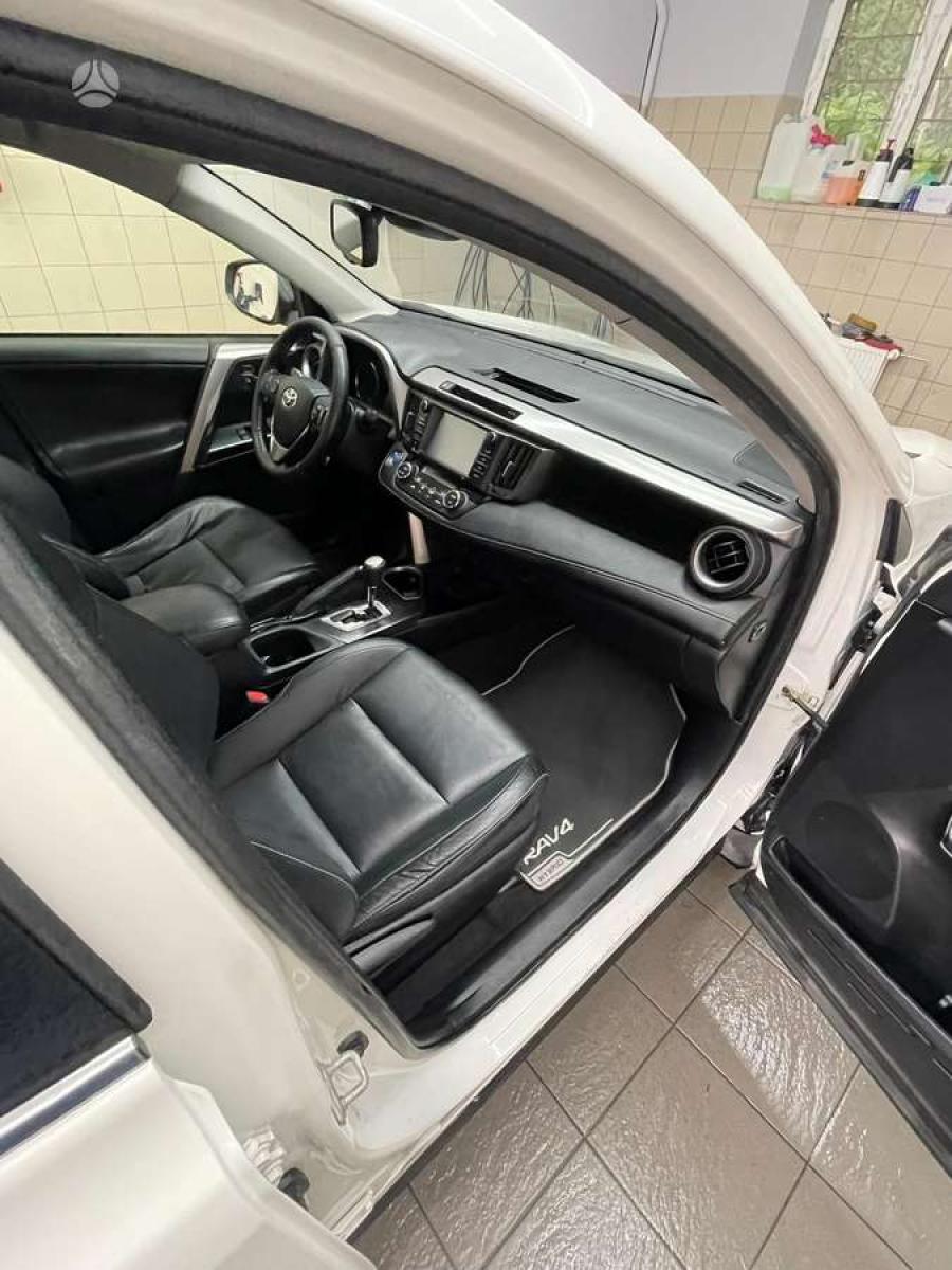Balts Toyota RAV4 2017 Telšiai, ar dzinēja tilpumu 2.49 L un nobraukumu 380 tūkst. km par 8200 €, foto 5 vietnē AUTOMOTO.COM.LV