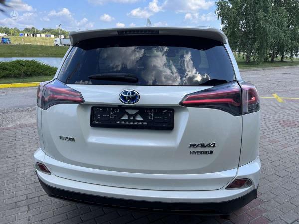 White Toyota RAV4 2017 in Vilnius, with an engine capacity of 2.49 L and mileage of 190 thousand km for 15500 €, photo 8 on AUTOMOTO.COM.LV