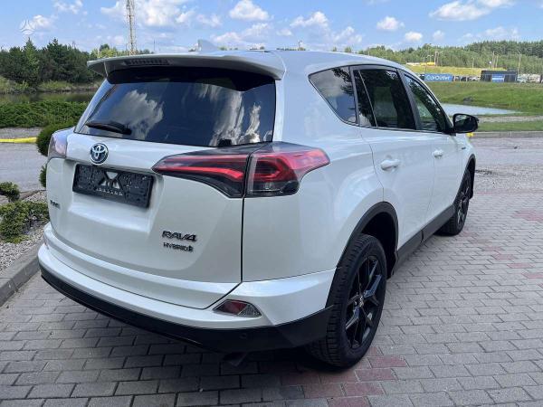 White Toyota RAV4 2017 in Vilnius, with an engine capacity of 2.49 L and mileage of 190 thousand km for 15500 €, photo 9 on AUTOMOTO.COM.LV