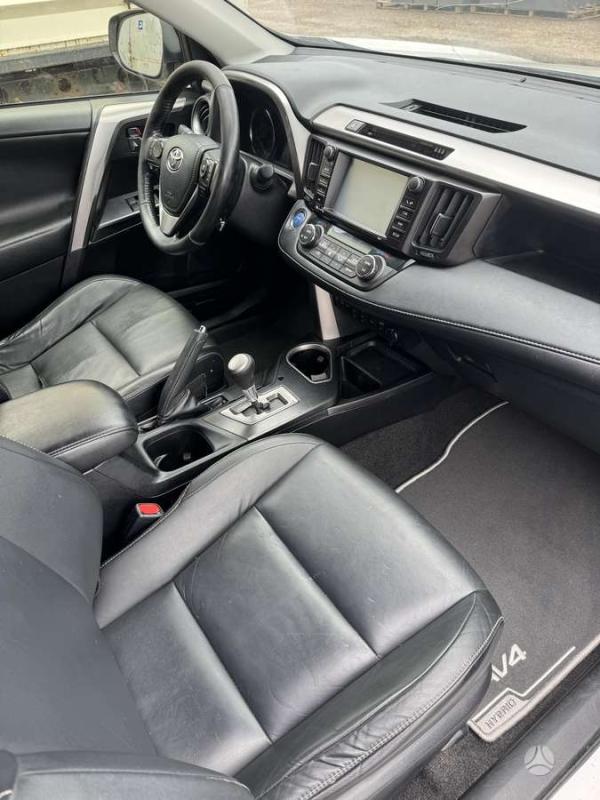 Balts Toyota RAV4 2017 Telšiai, ar dzinēja tilpumu 2.49 L un nobraukumu 380 tūkst. km par 7399 €, foto 5 vietnē AUTOMOTO.COM.LV