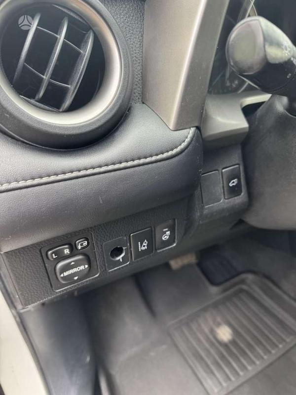 Balts Toyota RAV4 2017 Telšiai, ar dzinēja tilpumu 2.49 L un nobraukumu 380 tūkst. km par 7399 €, foto 8 vietnē AUTOMOTO.COM.LV
