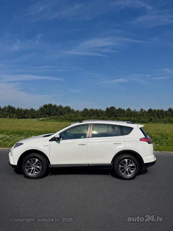 White Toyota RAV4 2017 in Tallinn, with an engine capacity of 2.50 L and mileage of 109 thousand km for 18000 €, photo 2 on AUTOMOTO.COM.LV