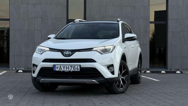 Balts Toyota RAV4 2017 Viļņa, ar dzinēja tilpumu 2.49 L un nobraukumu 230 tūkst. km par 14300 €, foto  vietnē AUTOMOTO.COM.LV