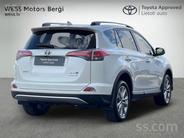 White Toyota RAV4 2017 in Riga, with an engine capacity of 2.50 L and mileage of 170 thousand km for 18490 €, photo 2 on AUTOMOTO.COM.LV