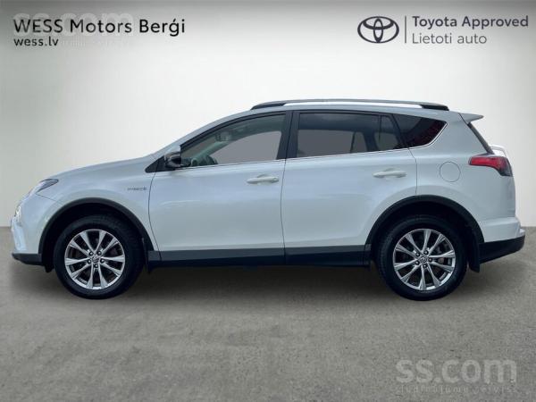 White Toyota RAV4 2017 in Riga, with an engine capacity of 2.50 L and mileage of 170 thousand km for 18490 €, photo 3 on AUTOMOTO.COM.LV