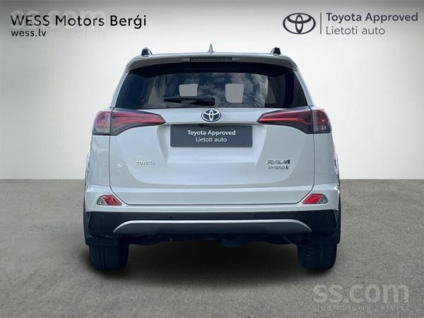 White Toyota RAV4 2017 in Riga, with an engine capacity of 2.50 L and mileage of 170 thousand km for 18490 €, photo 4 on AUTOMOTO.COM.LV