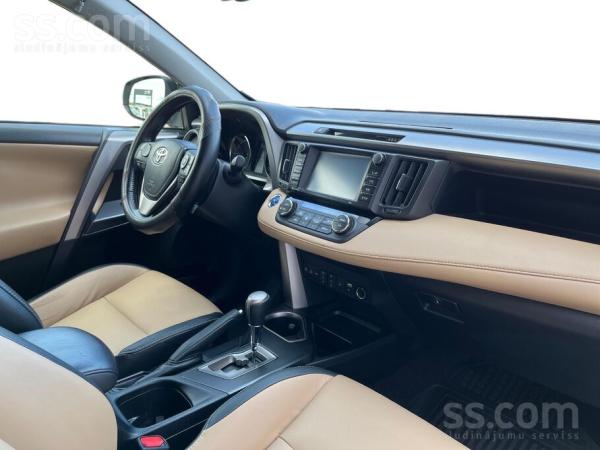 White Toyota RAV4 2017 in Riga, with an engine capacity of 2.50 L and mileage of 170 thousand km for 18490 €, photo 6 on AUTOMOTO.COM.LV