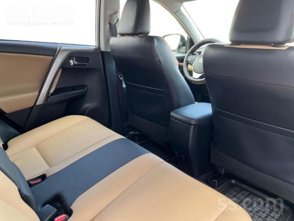 White Toyota RAV4 2017 in Riga, with an engine capacity of 2.50 L and mileage of 170 thousand km for 18490 €, photo 7 on AUTOMOTO.COM.LV