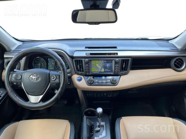 White Toyota RAV4 2017 in Riga, with an engine capacity of 2.50 L and mileage of 170 thousand km for 18490 €, photo 8 on AUTOMOTO.COM.LV